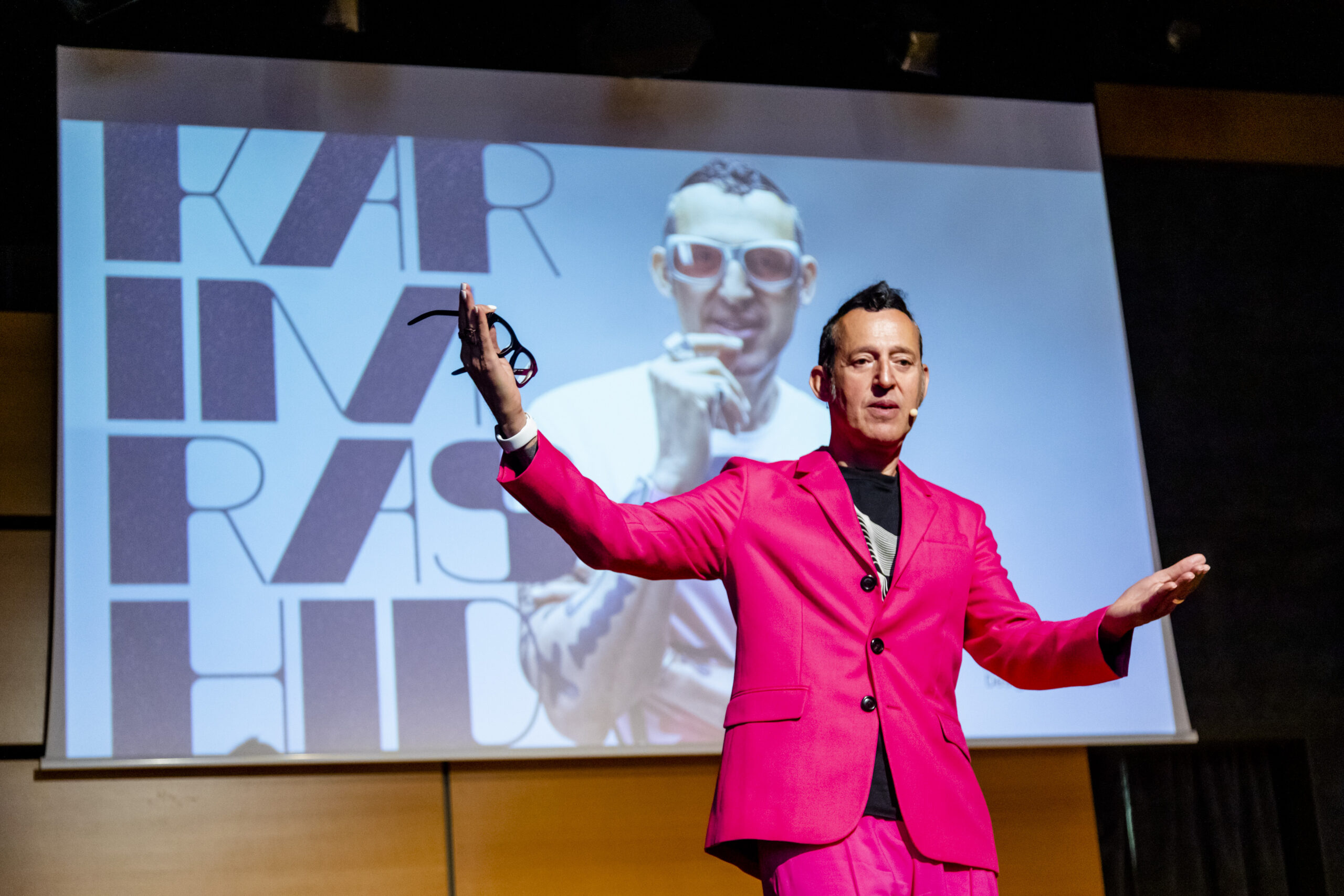 Karim Rashid incanta la platea del Palazzo delle Esposizioni con la sua ...