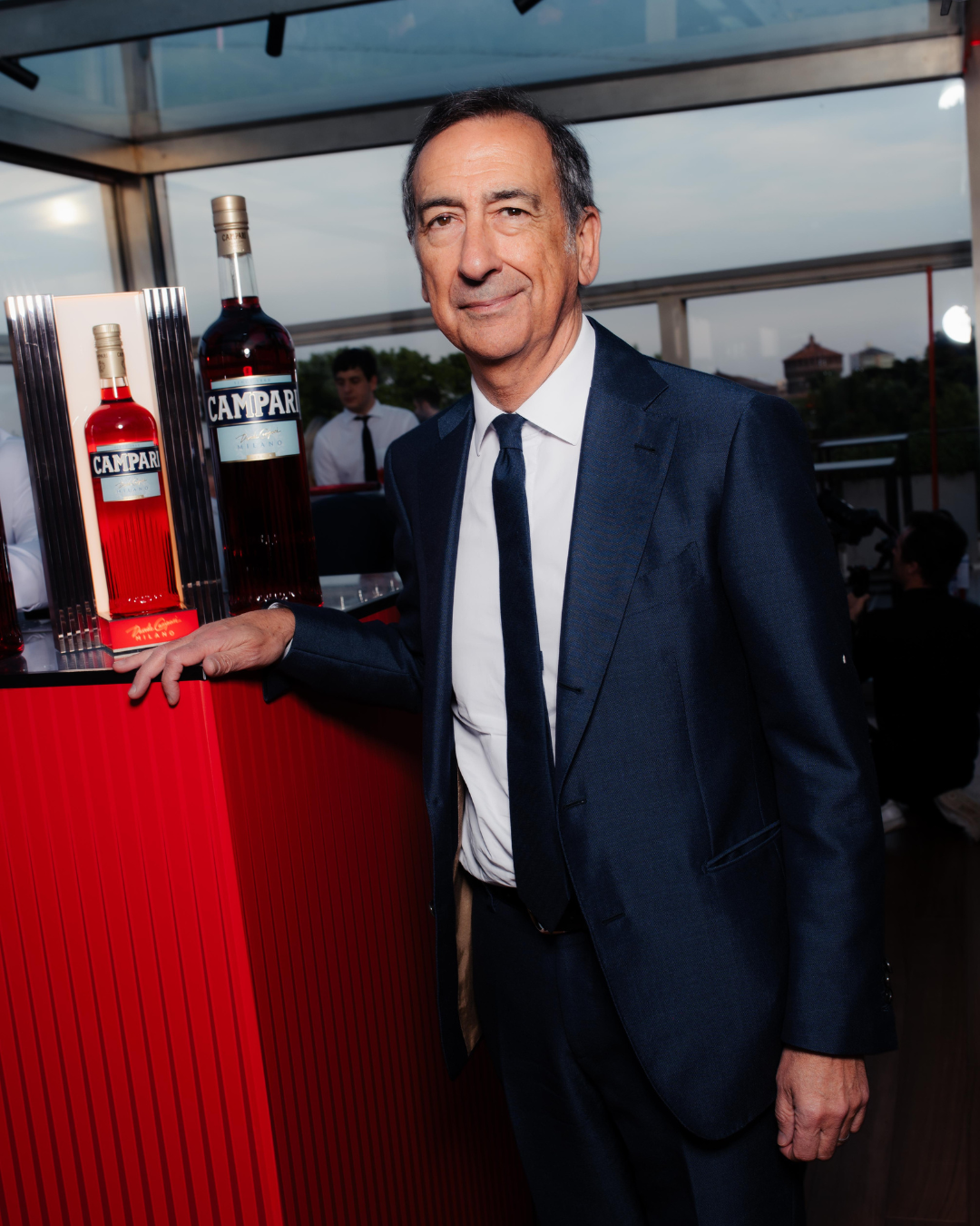 Campari celebra Milano! Il brand cambia veste all’iconica bottiglia e ...