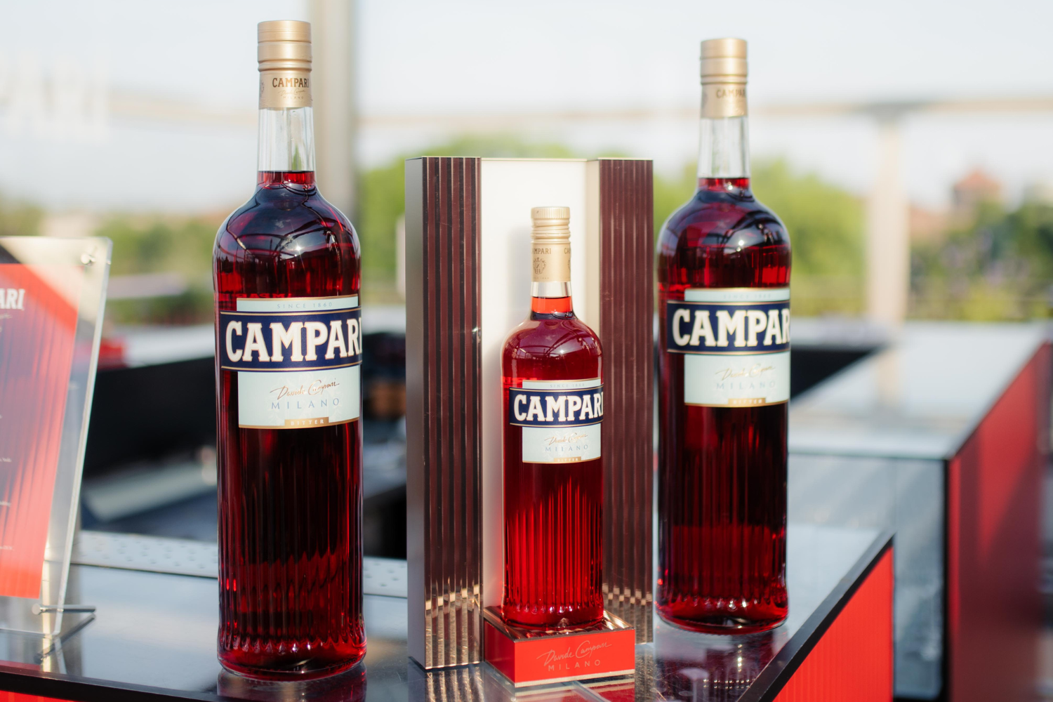 Campari celebra Milano! Il brand cambia veste all’iconica bottiglia e ...